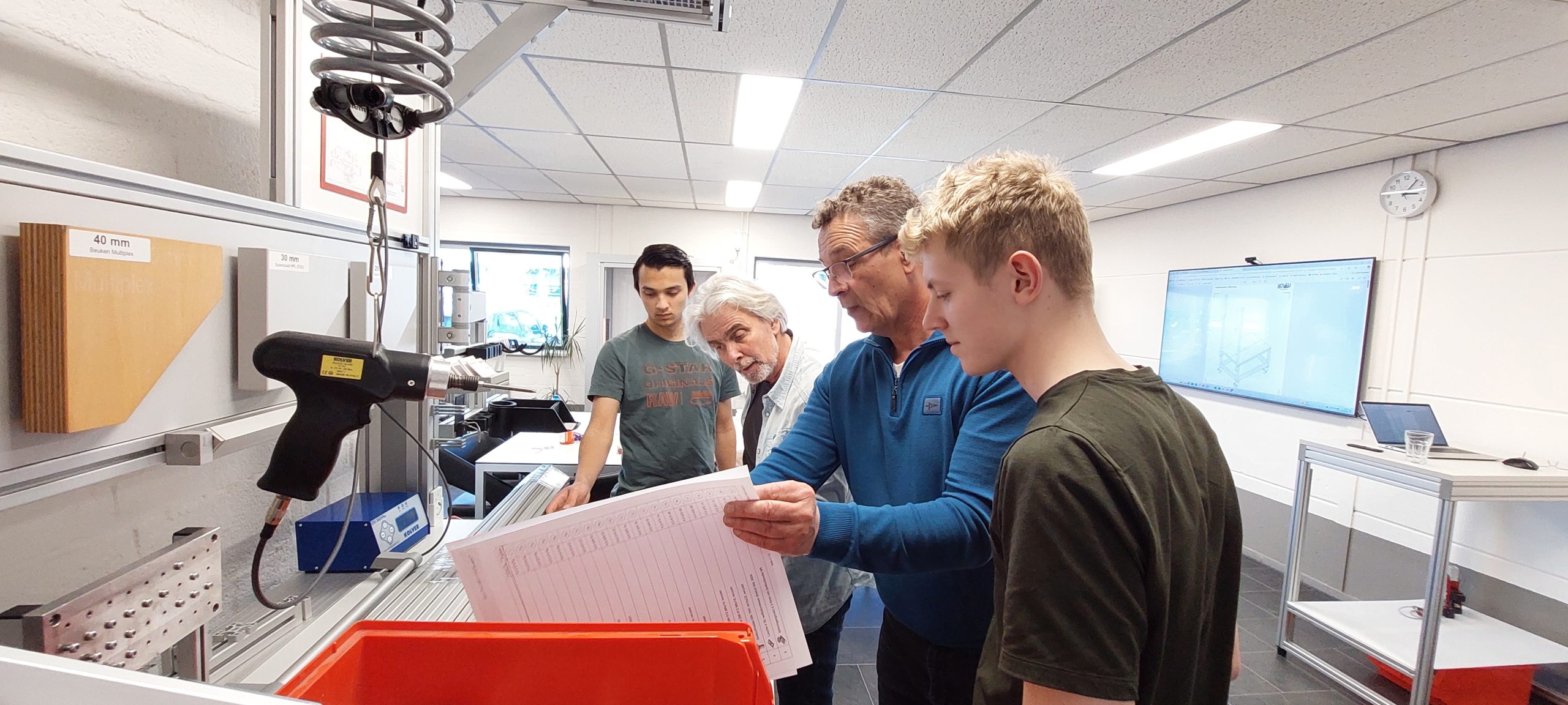 Studenten Technicus Engineering bouwen transportkar bij Item Systems - Digital Operations Centre